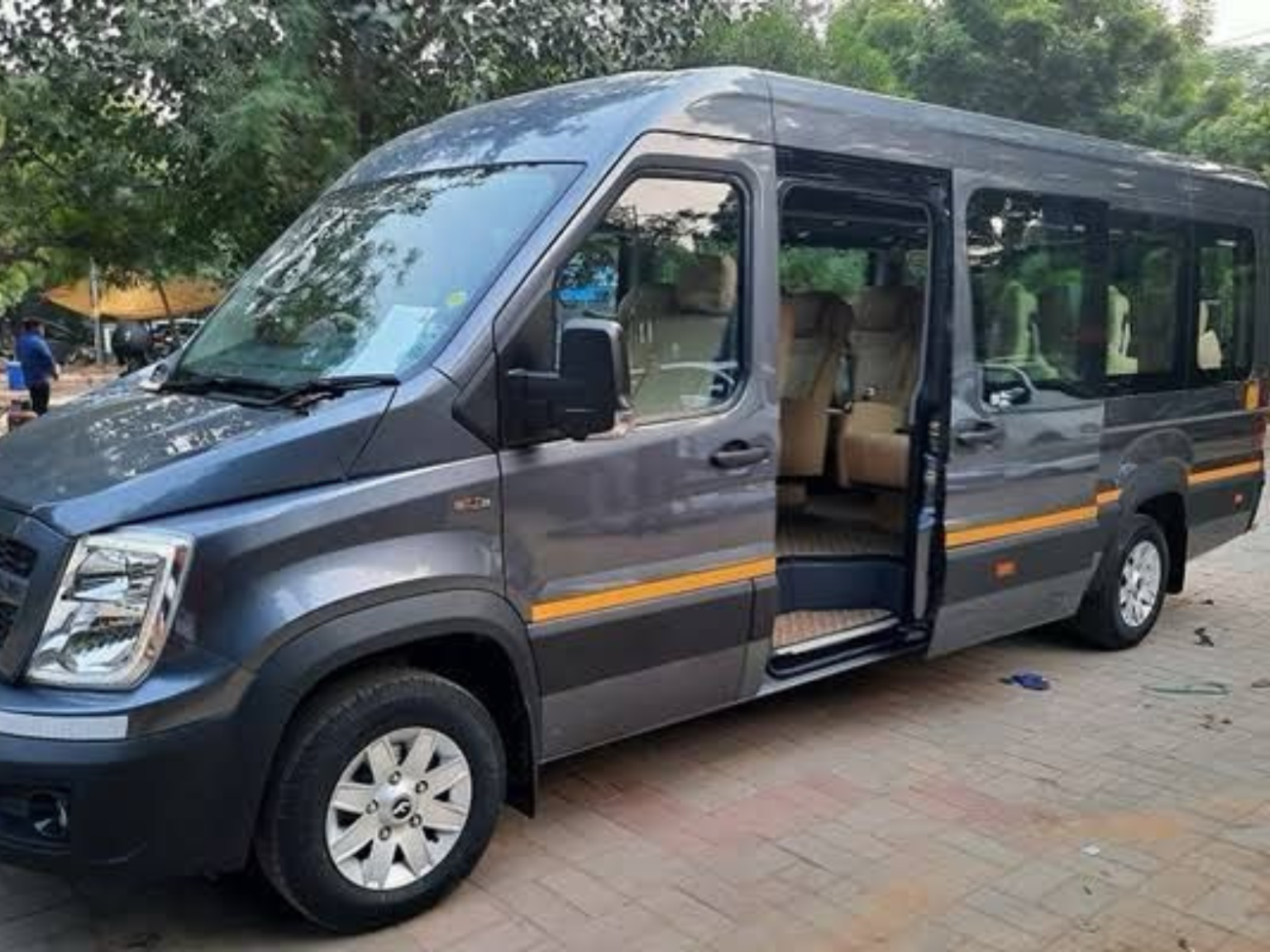 Best 14-Seater Tempo Traveller on rent
